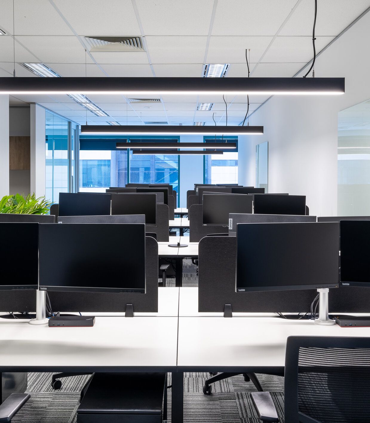 Hot Desk Etiquette 101: Share Workspace Without the Stress